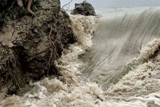 Deep depression begins crossing Bangladesh coast amid tension of tidal wave